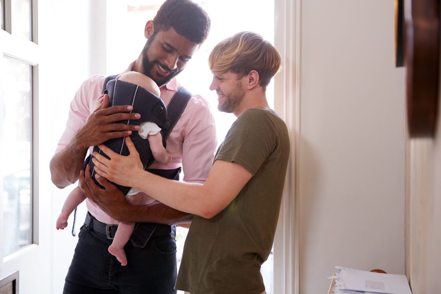 Babywearing: benefits, safety tips and types