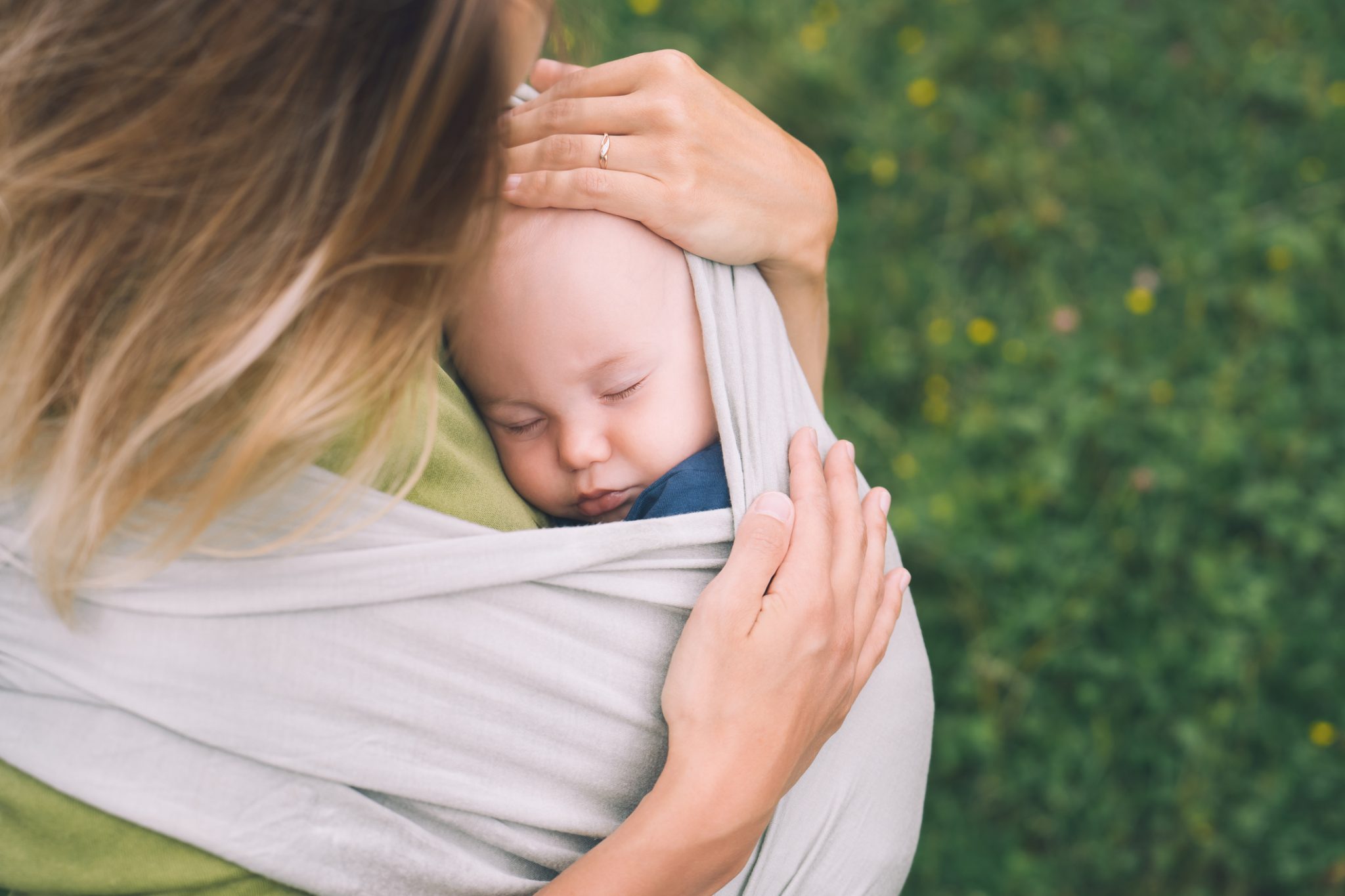 Babywearing: benefits, safety tips and types
